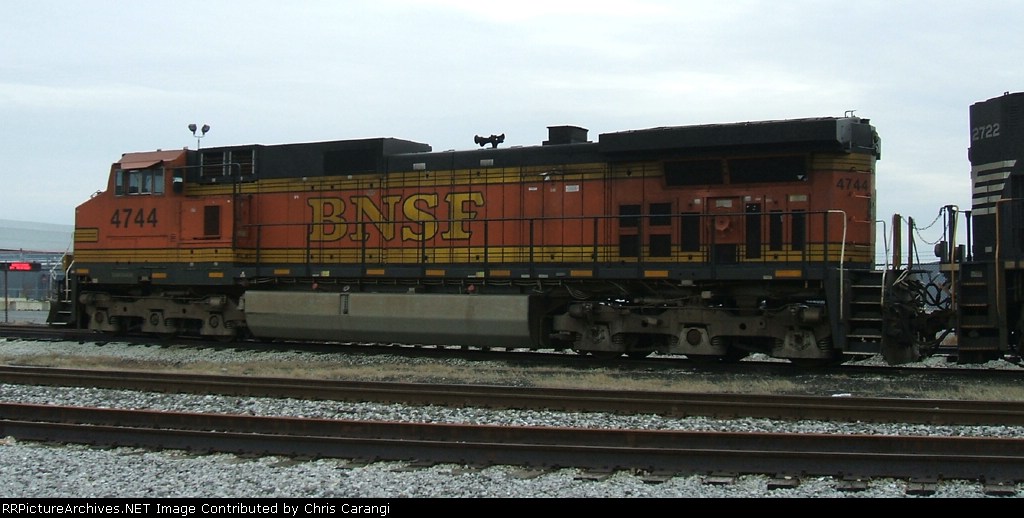 BNSF 4744 on NS 500